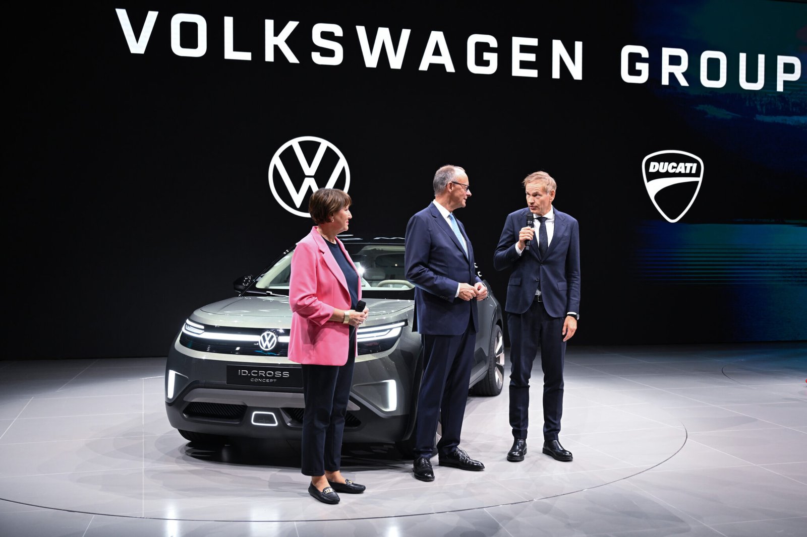Volkswagen to invest up to €1bn in AI as carmaker seeks to cut costs ...
